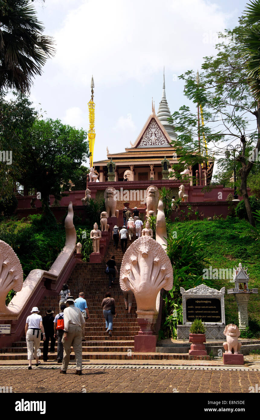 Wat Phnom. Tourist climb steps to the temple Stock Photo - Alamy