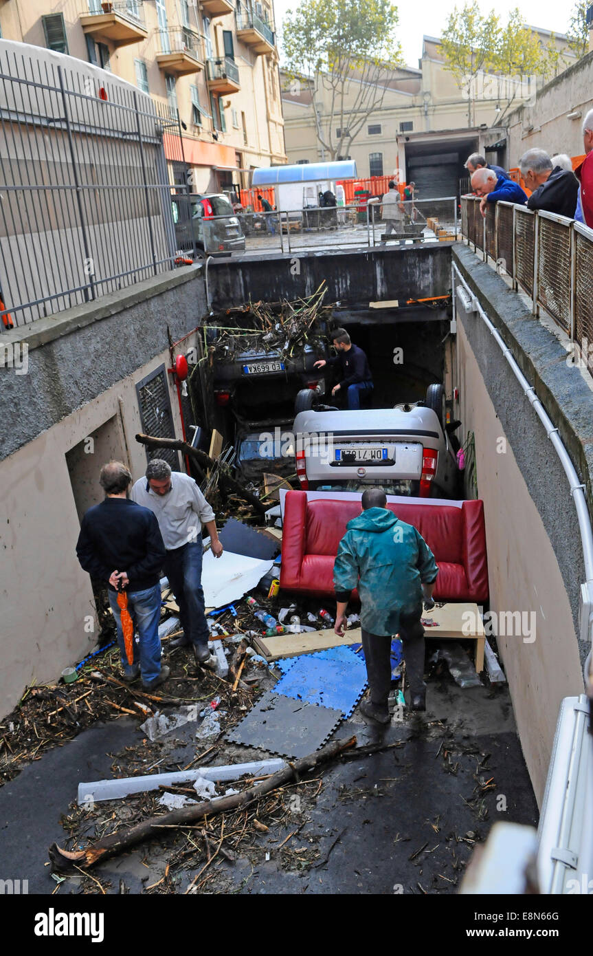 Smashed cars hi-res stock photography and images - Alamy
