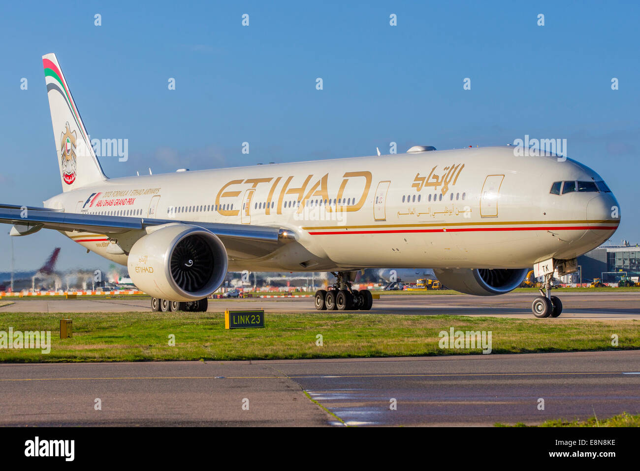 ETIHAD Boeing 777 Stock Photo - Alamy