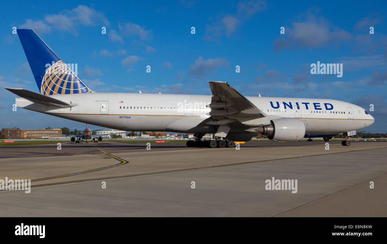 United Airlines Boeing 777 Stock Photo - Alamy