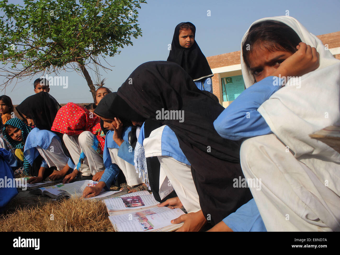 Pakistani young girls are pursuing their studies even without the ...