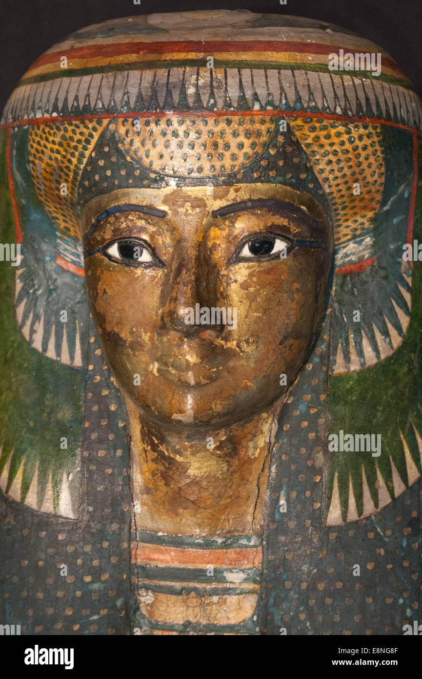 Mummy ancient egypt priestess tamut hi-res stock photography and images ...