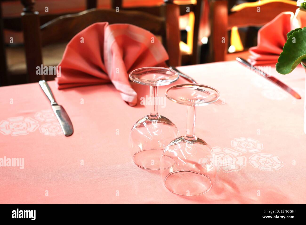 Wait at table hi-res stock photography and images - Alamy