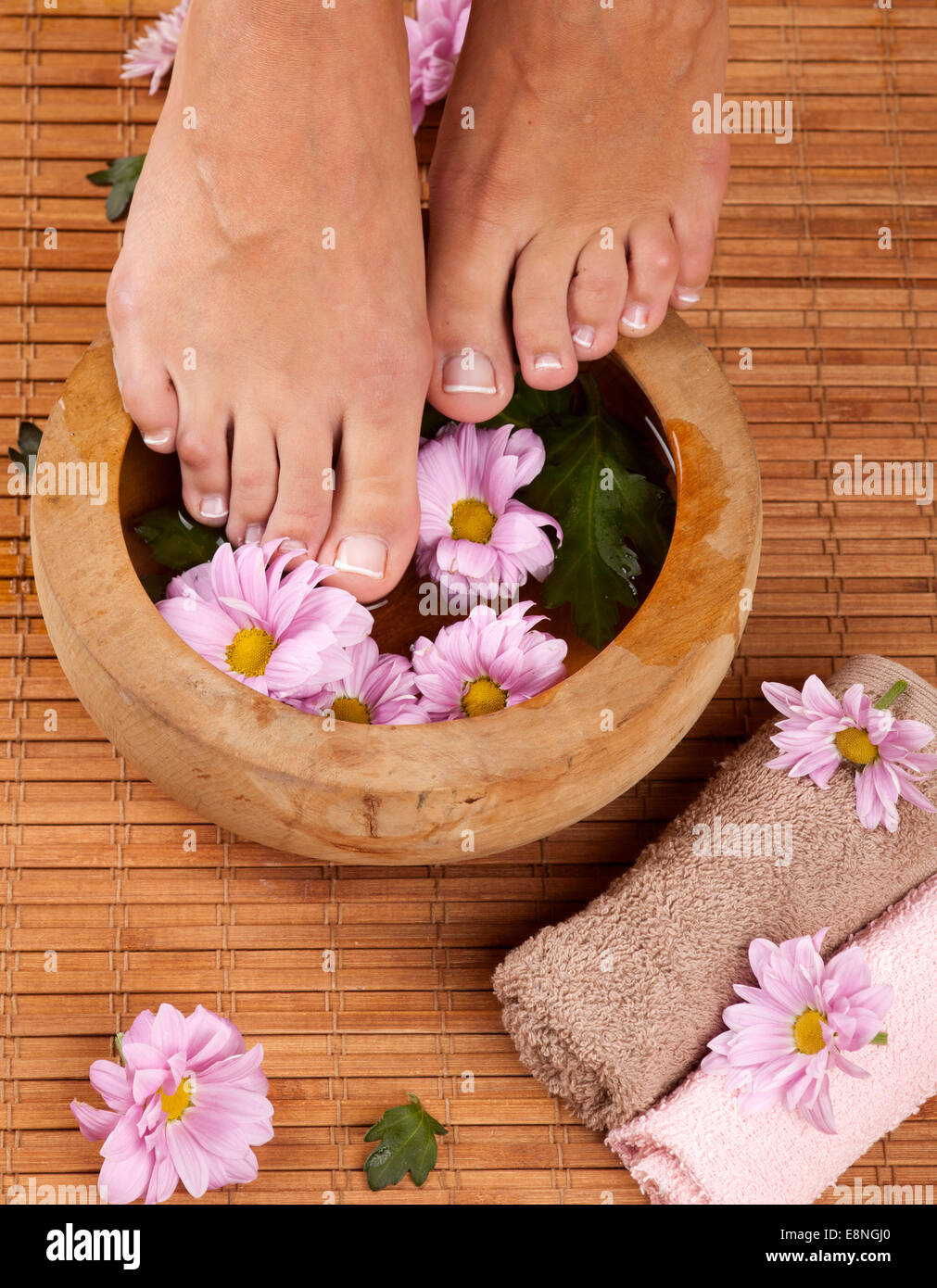Feminine feet and foot spa bowl with flowers and towels Stock Photo - Alamy
