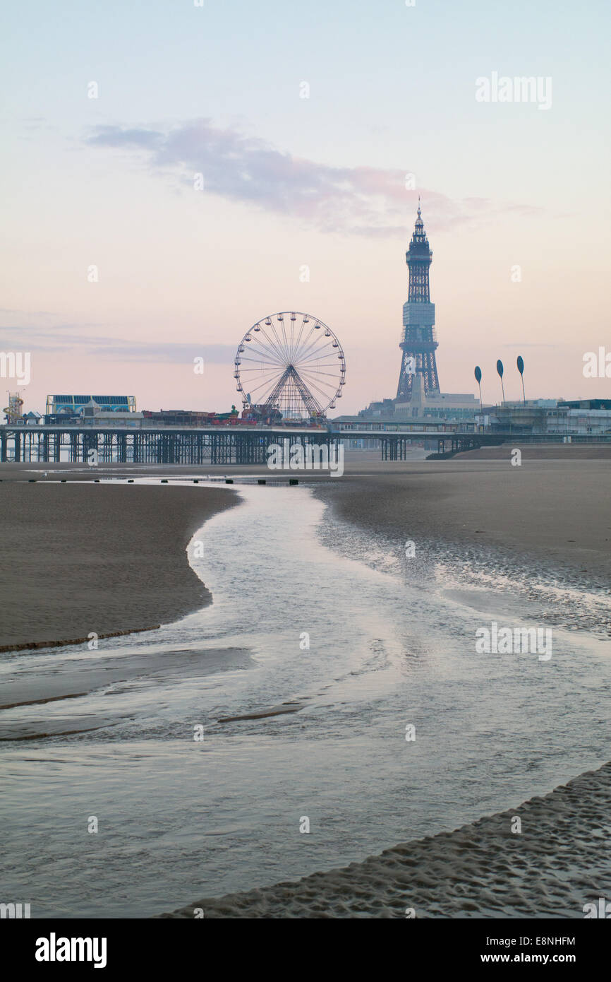 Blackpool, Lancashire, UK. 12th October, 2014. UK weather. A cool misty ...