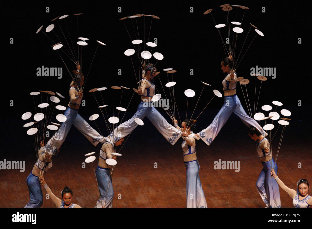 Houston, USA. 11th Oct, 2014. Actors from Chinese Shengyang acrobatics ...