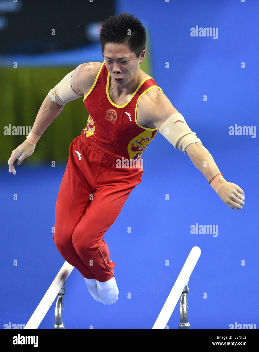 Chinese gymnast bars hi-res stock photography and images - Alamy