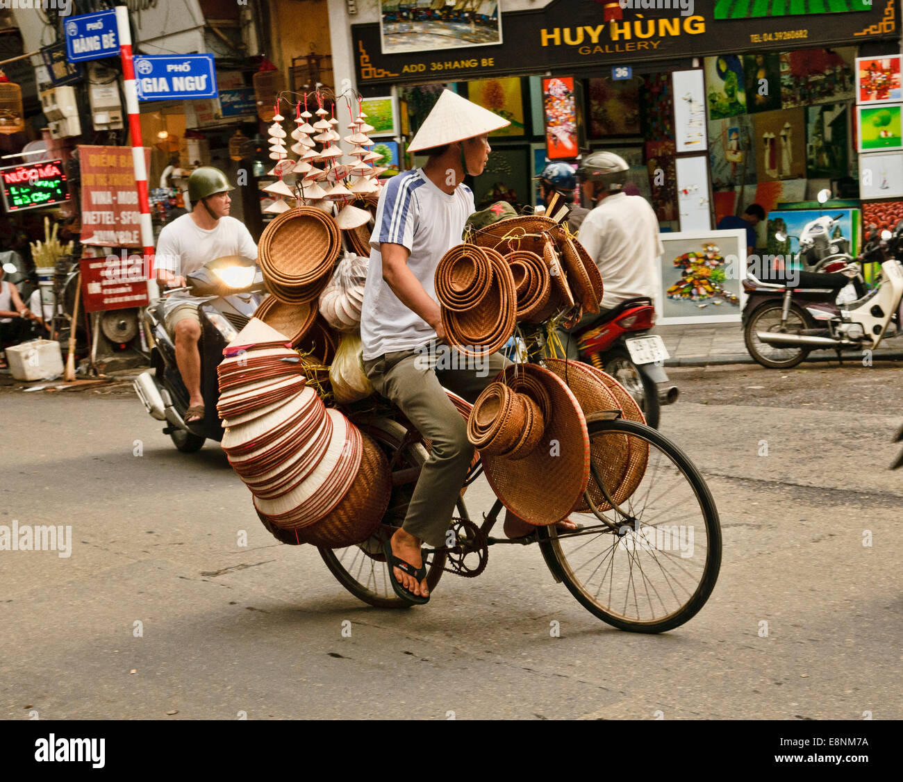 Vietnamese hat vendor in Hanoi, Vietnam Stock Photo - Alamy
