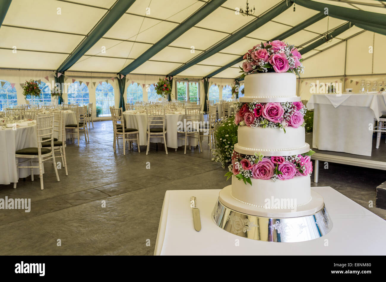 Wedding cake at reception Stock Photo - Alamy