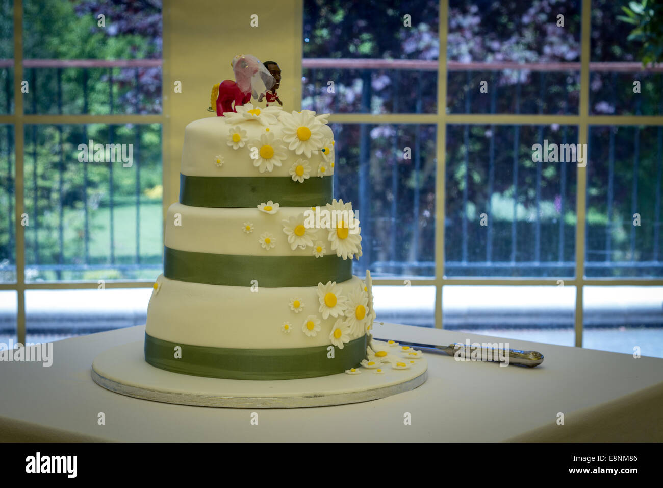 Wedding cake at reception Stock Photo - Alamy