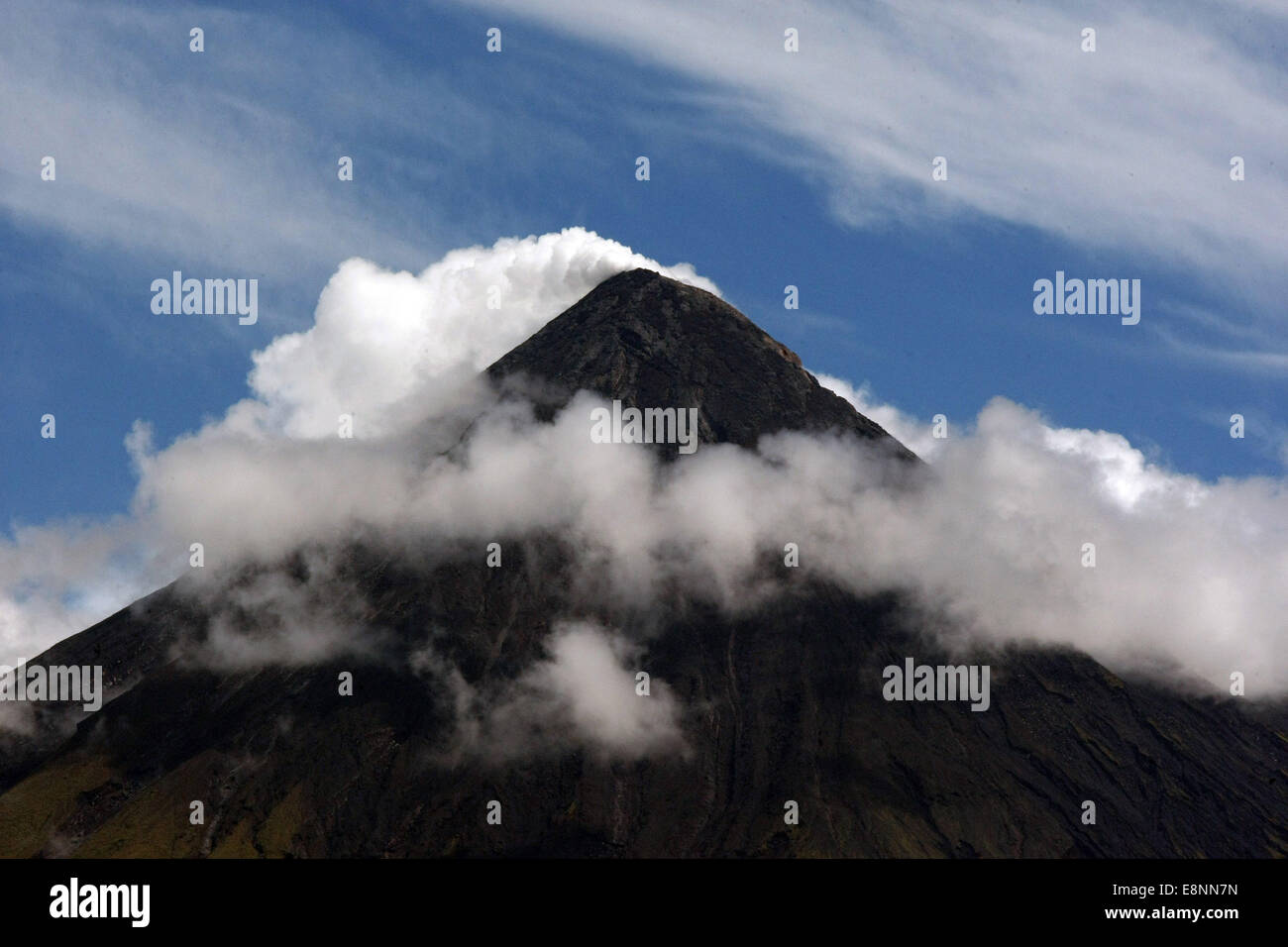 Smoke from mayon volcano hi-res stock photography and images - Alamy