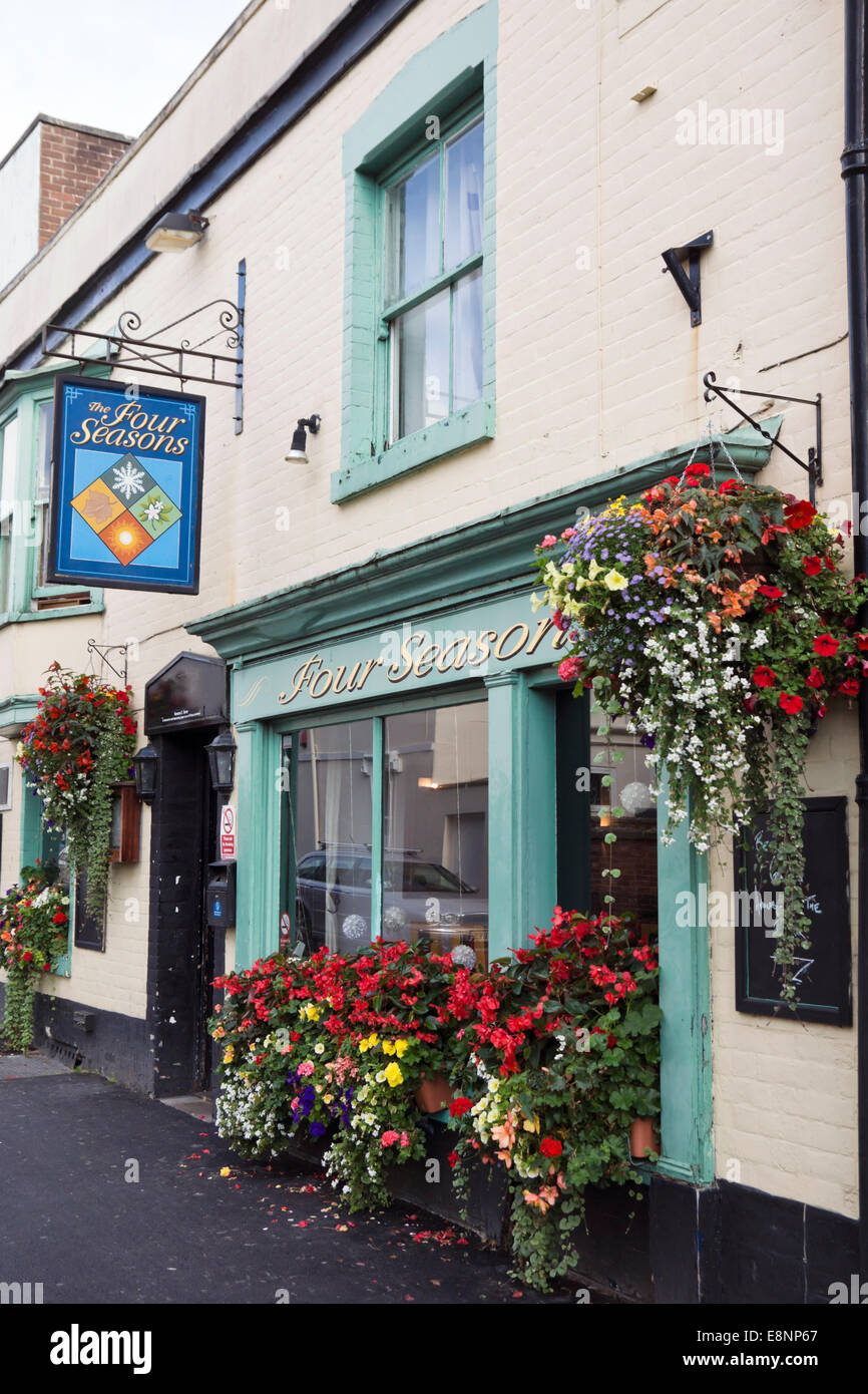 Rural pub wiltshire hi-res stock photography and images - Alamy