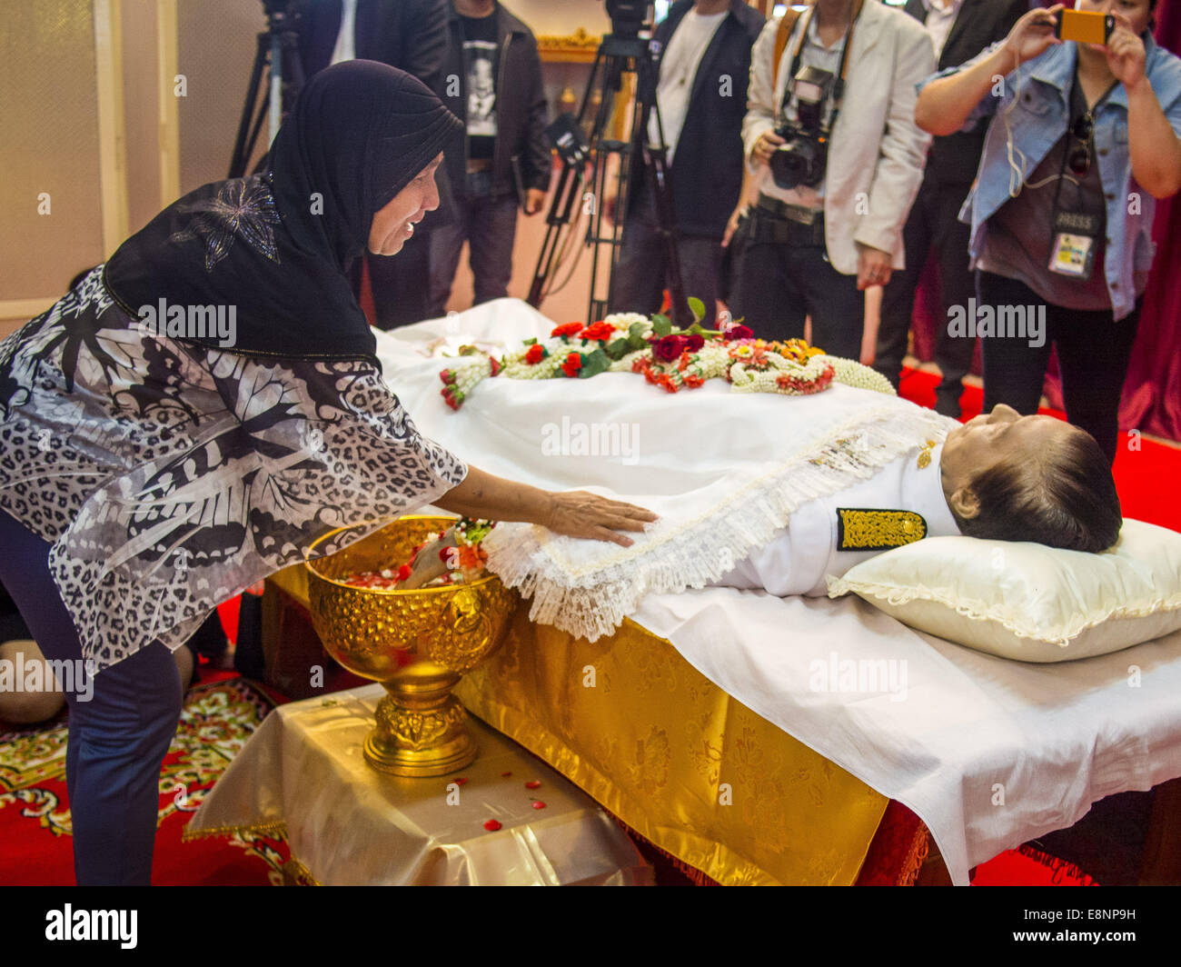 Thai muslim woman hi-res stock photography and images - Alamy