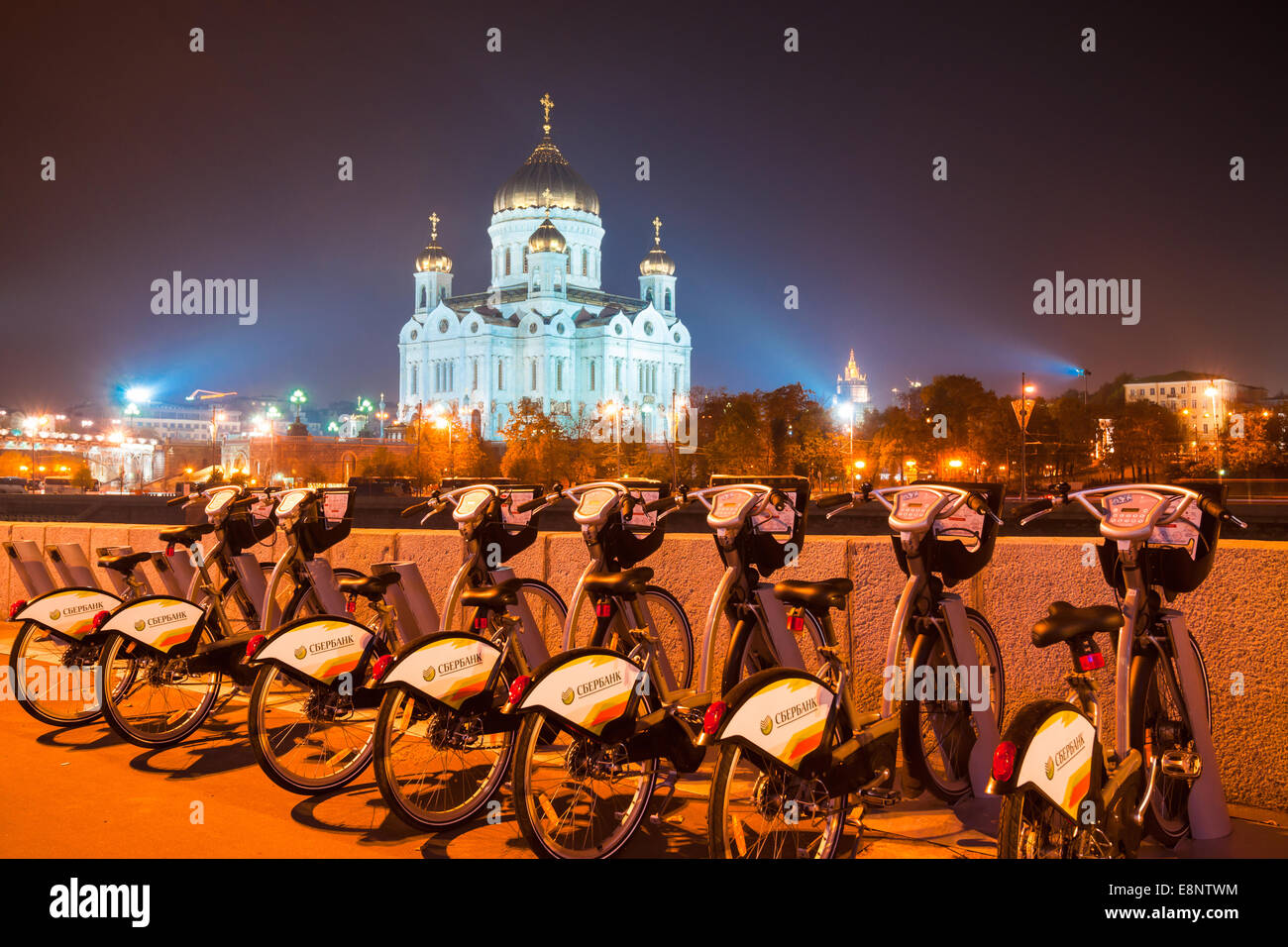 Moscow, Russia. Saturday, Oct. 11th, 2014. Weather: Unexpectedly warm ...