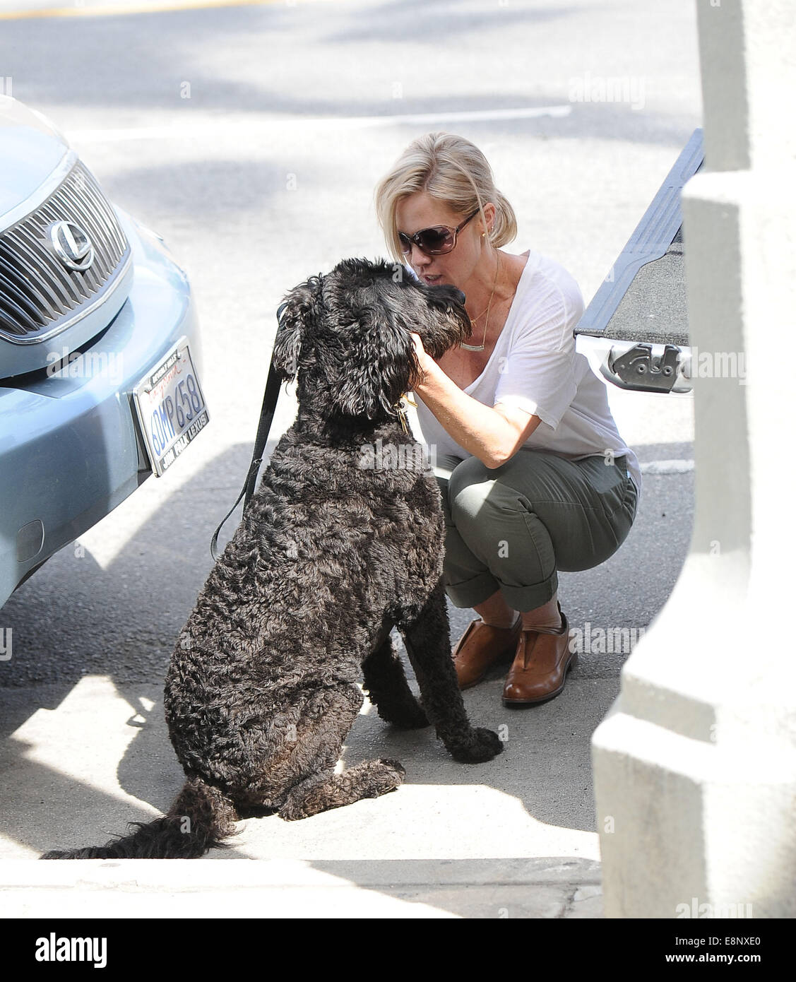 Jennie Garth out shopping for home furnishings with her dog Featuring ...