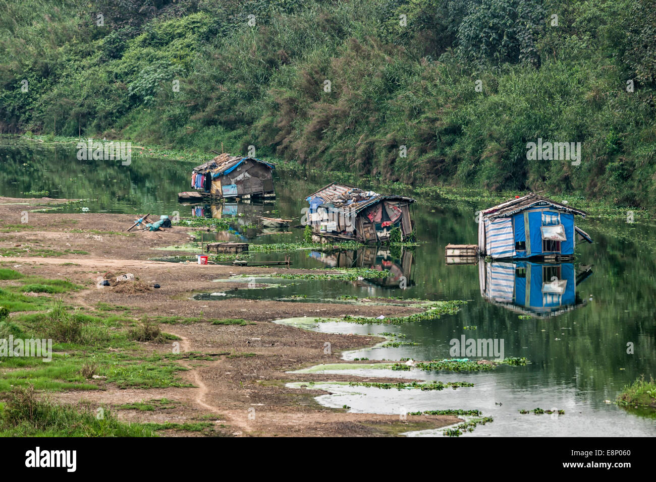 River slum hi-res stock photography and images - Alamy