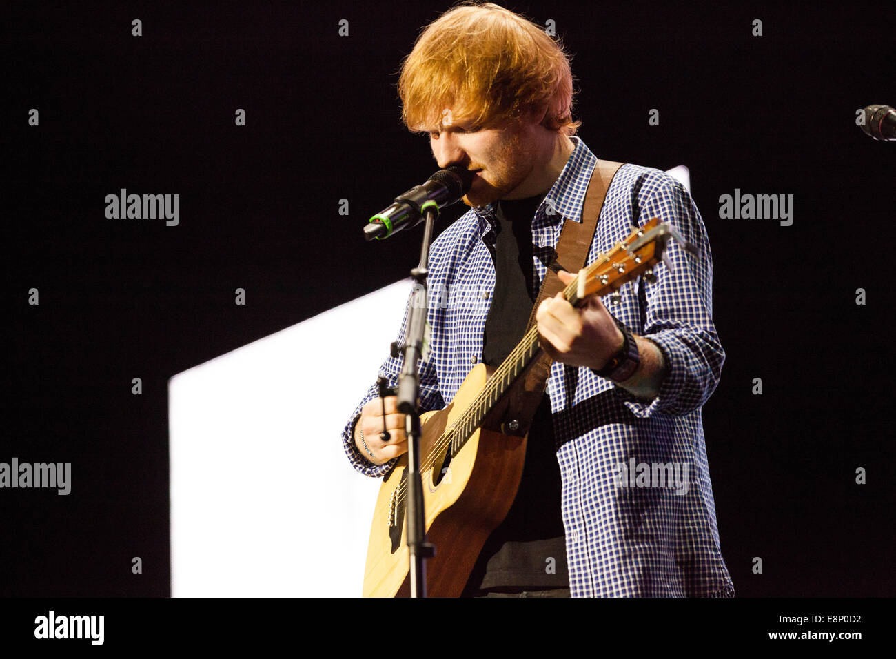 Ed sheeran performing hi-res stock photography and images - Alamy