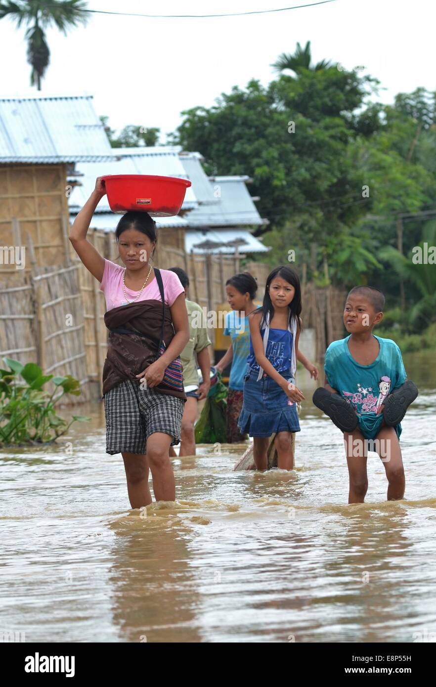 People wade through flood water hi-res stock photography and images - Alamy