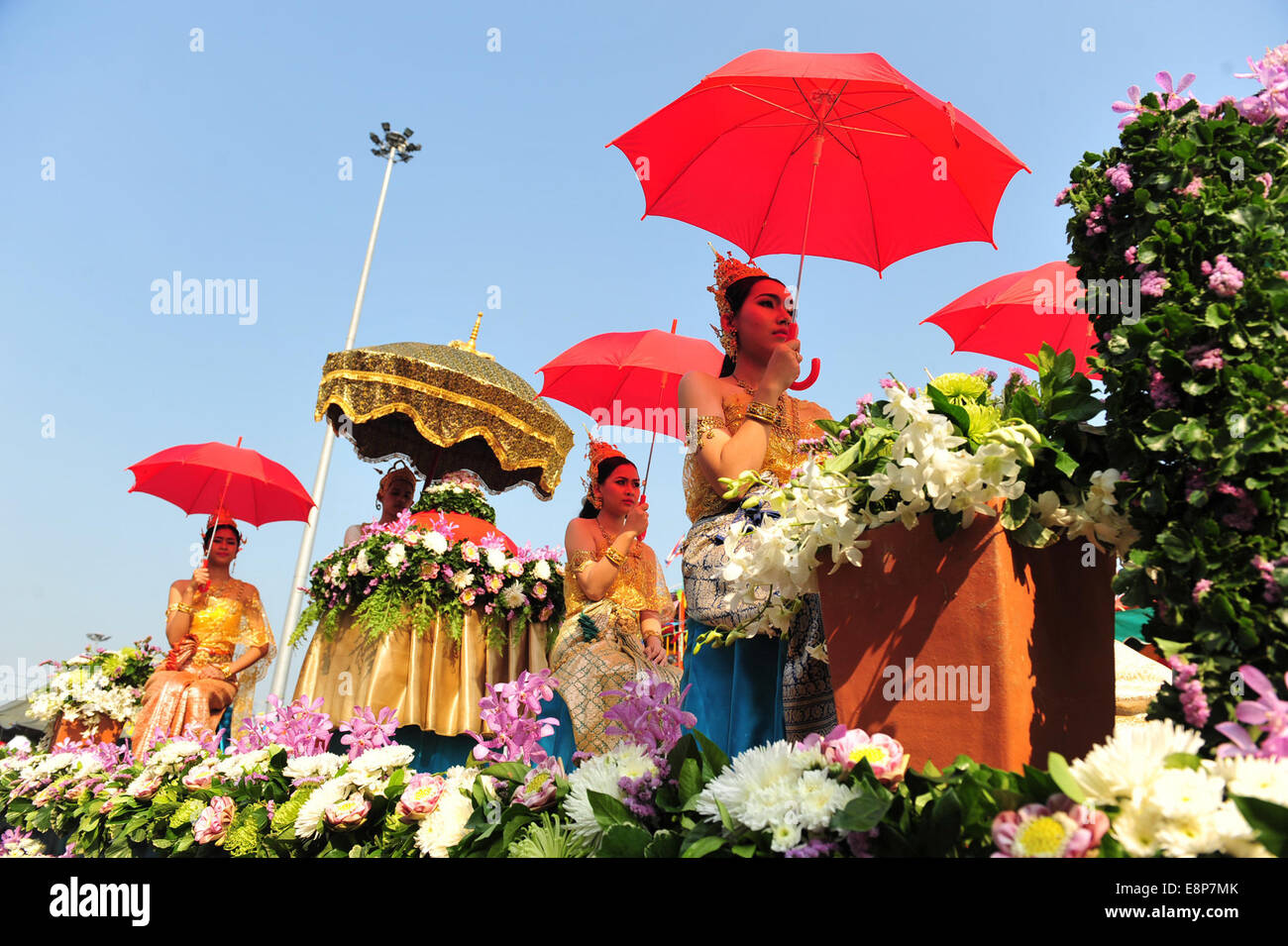 Samutprakarn, Thailand. 13th Oct, 2014. Thai people join parade after ...