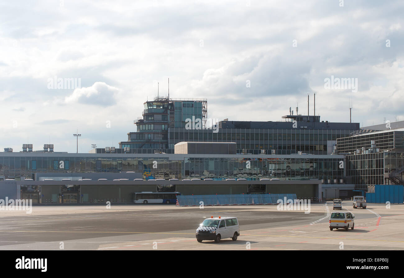 Airport plane window view hi-res stock photography and images - Alamy