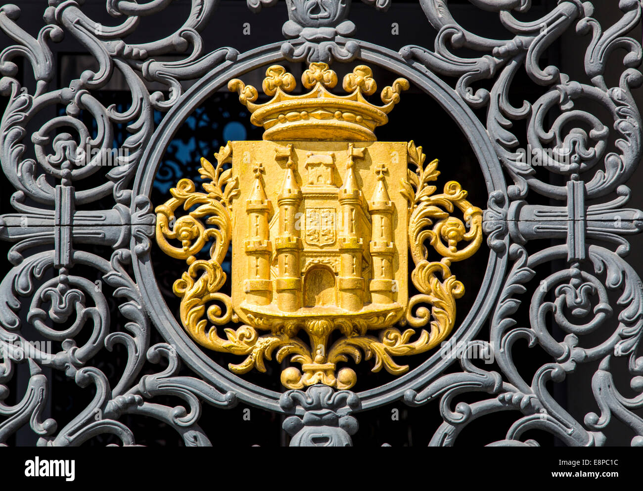 Gold royal crest hi-res stock photography and images - Alamy