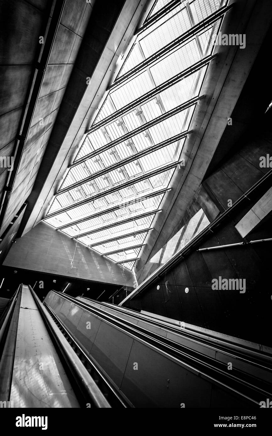 High tech building Black and White Stock Photos & Images - Alamy