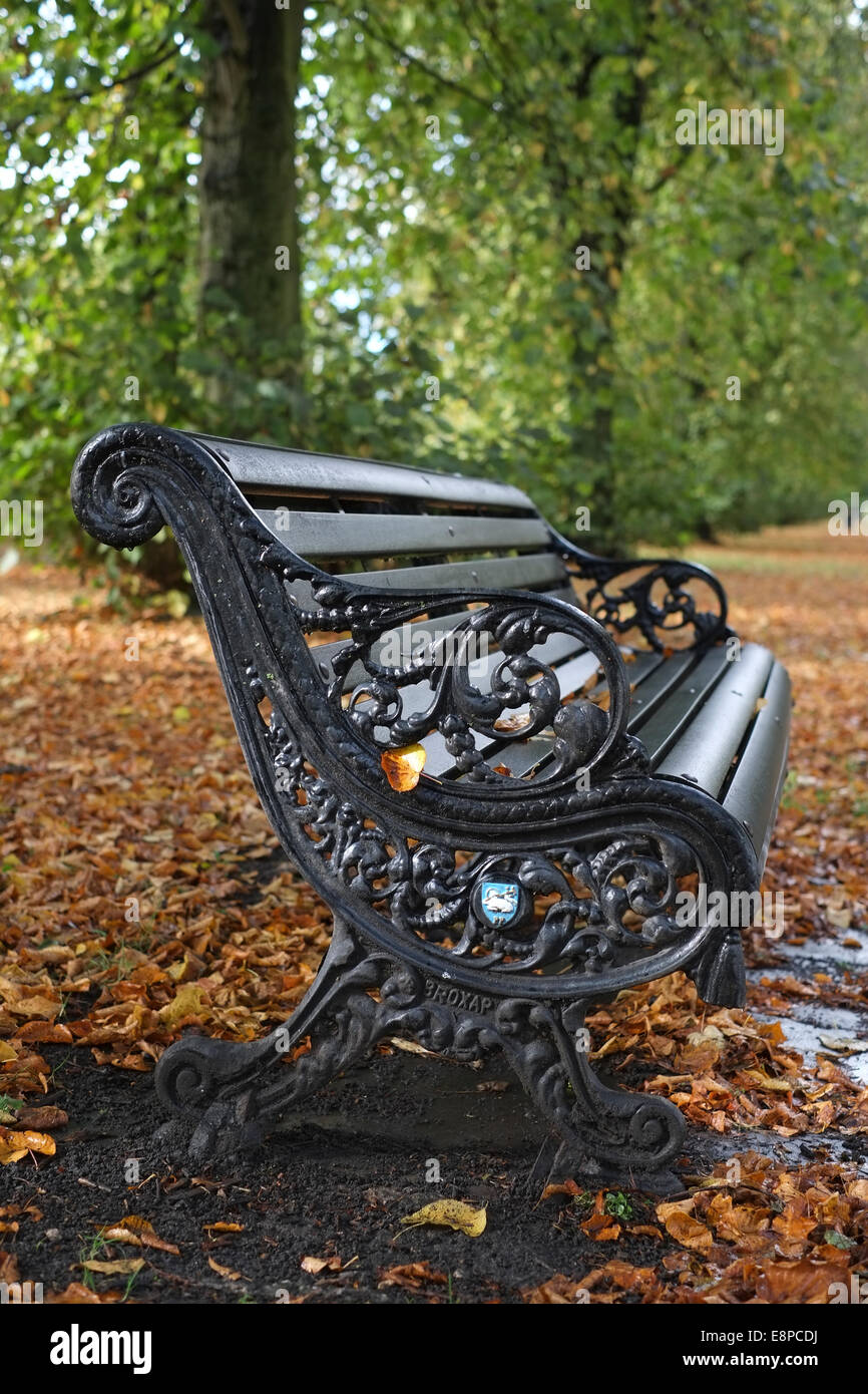 Black park bench hi-res stock photography and images - Alamy