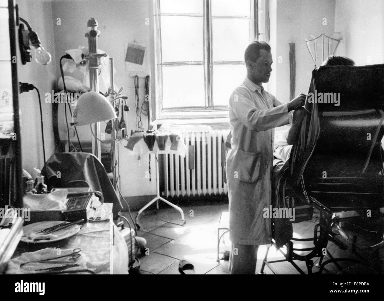 In hospital room doctors Black and White Stock Photos & Images - Alamy