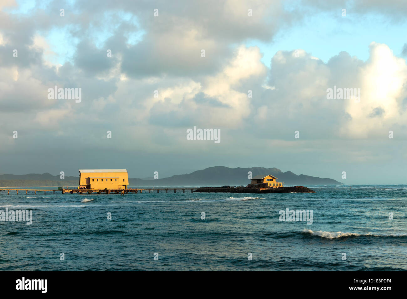 Makai research pier hi-res stock photography and images - Alamy