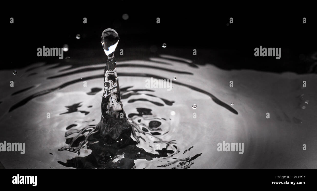 Pool water splash splashing hi-res stock photography and images - Alamy