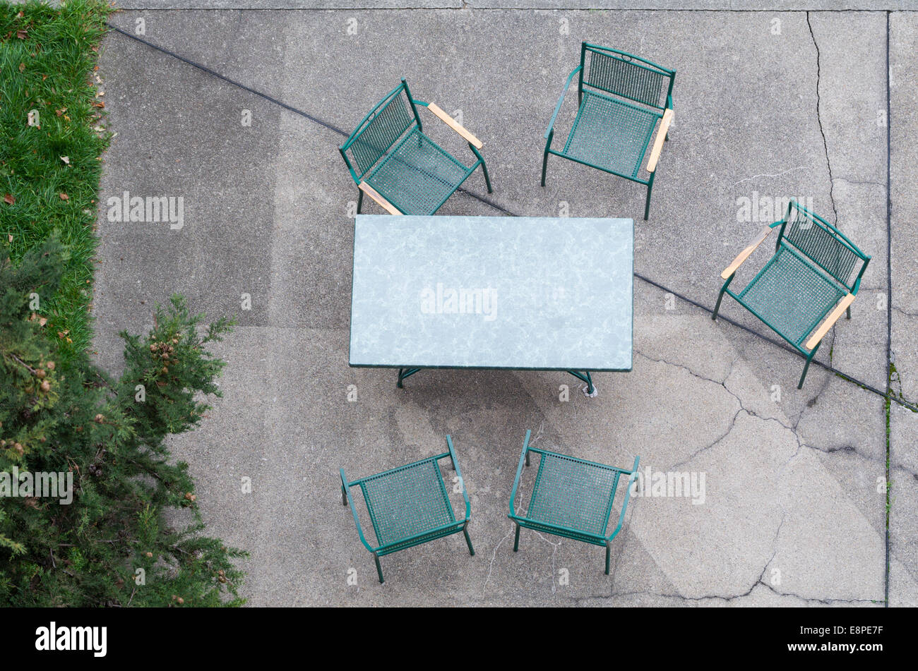 Empty table and chairs hi-res stock photography and images - Alamy