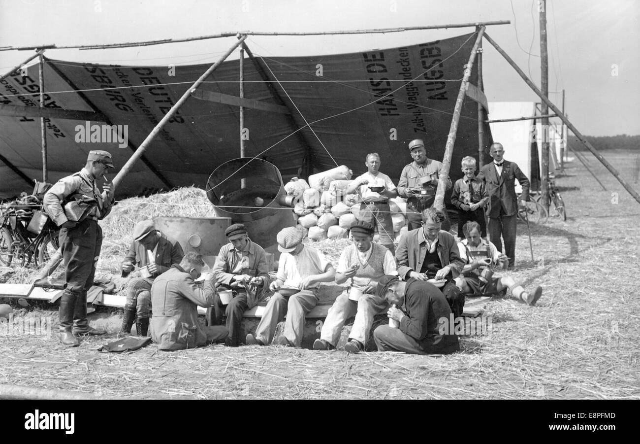 Nuremberg Rally 1933 in Nuremberg, Germany - Craftsmen have their lunch ...