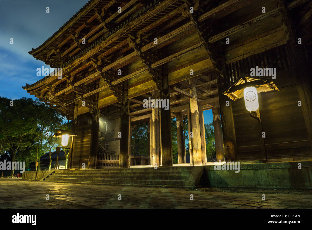 Nandaimon, the south gate of Todaiji temple in Nara park, Japan at ...