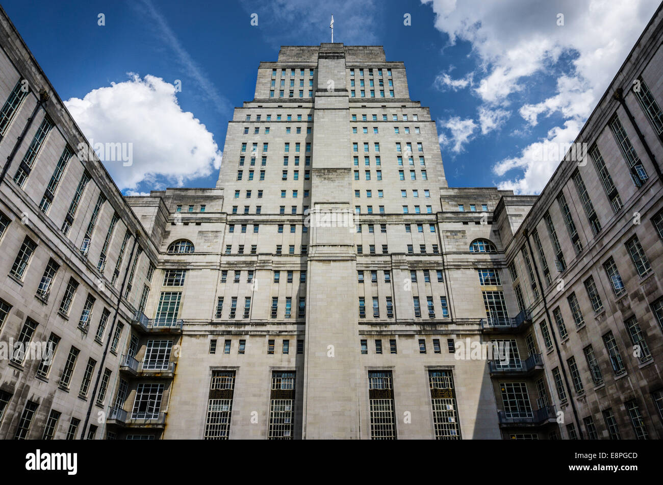 View of Senate House building at the University of London on a sunny ...