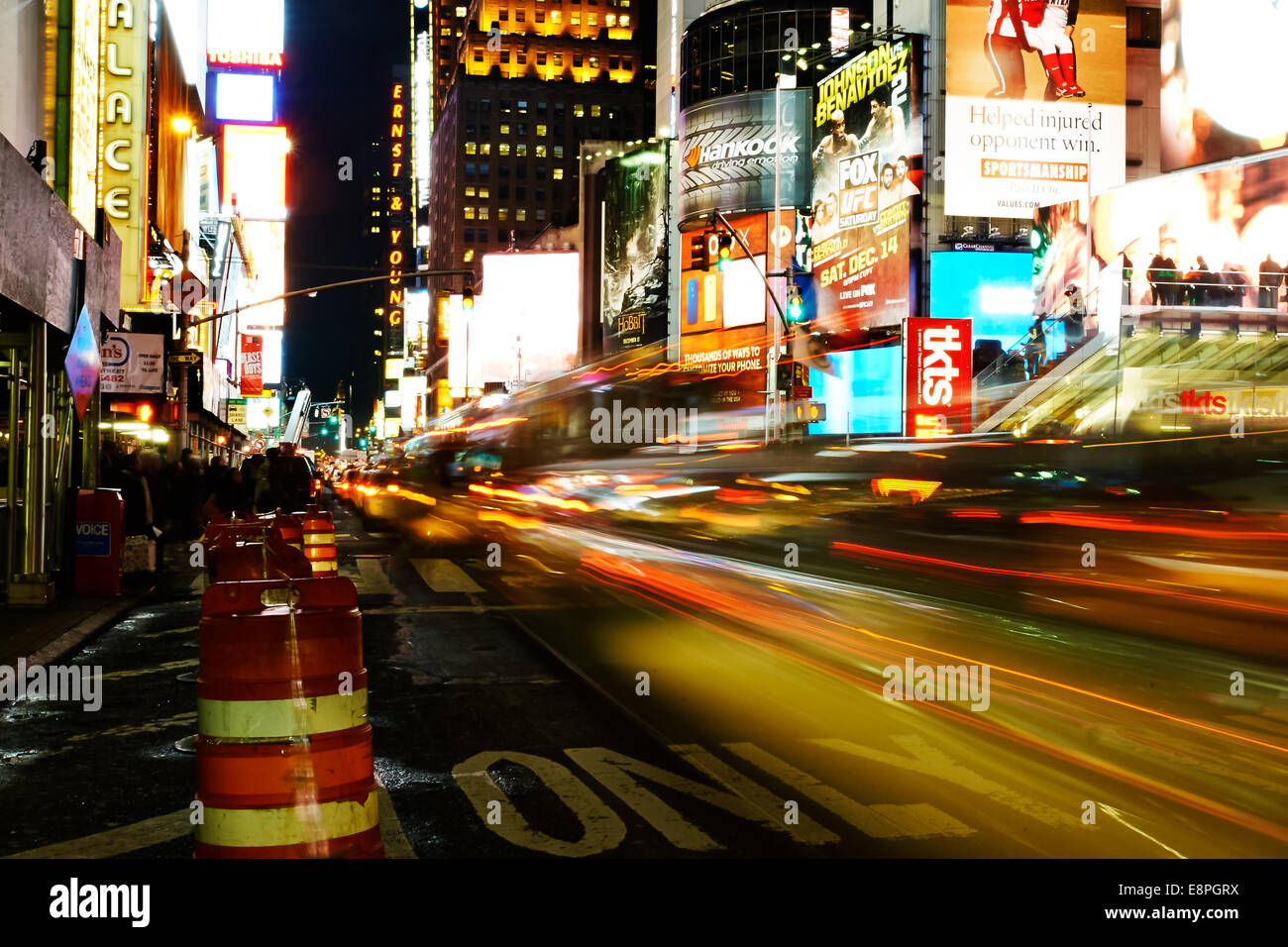 busy street in new york at night Stock Photo - Alamy