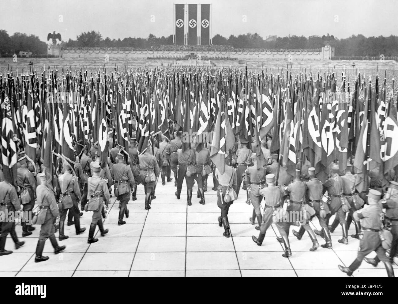 Nazi germany march flag Black and White Stock Photos & Images - Alamy