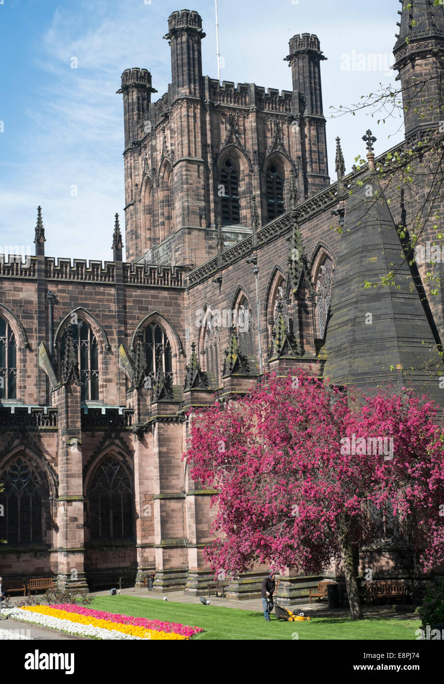Gardens at Chester cathedral Stock Photo - Alamy