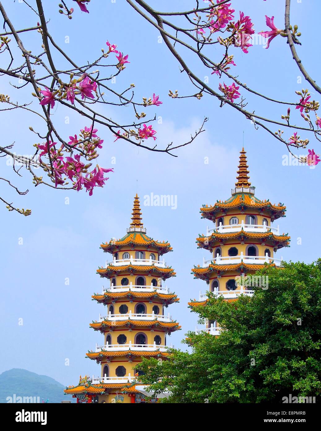 The famous scenic spot "tower of dragon and tiger" in southern Taiwan ...