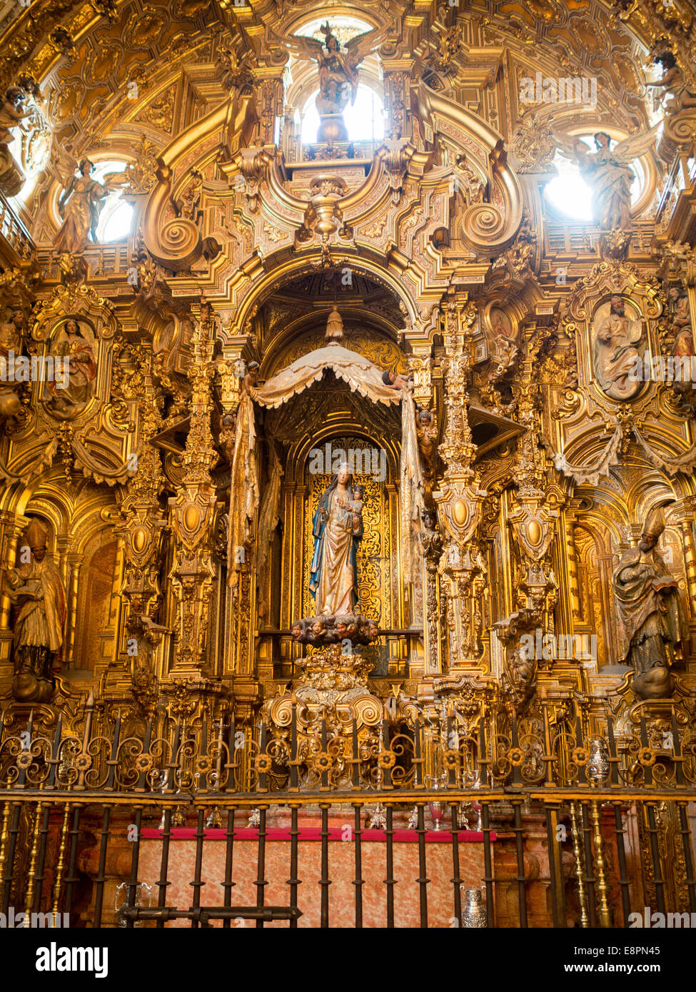 Golden altar hi-res stock photography and images - Alamy