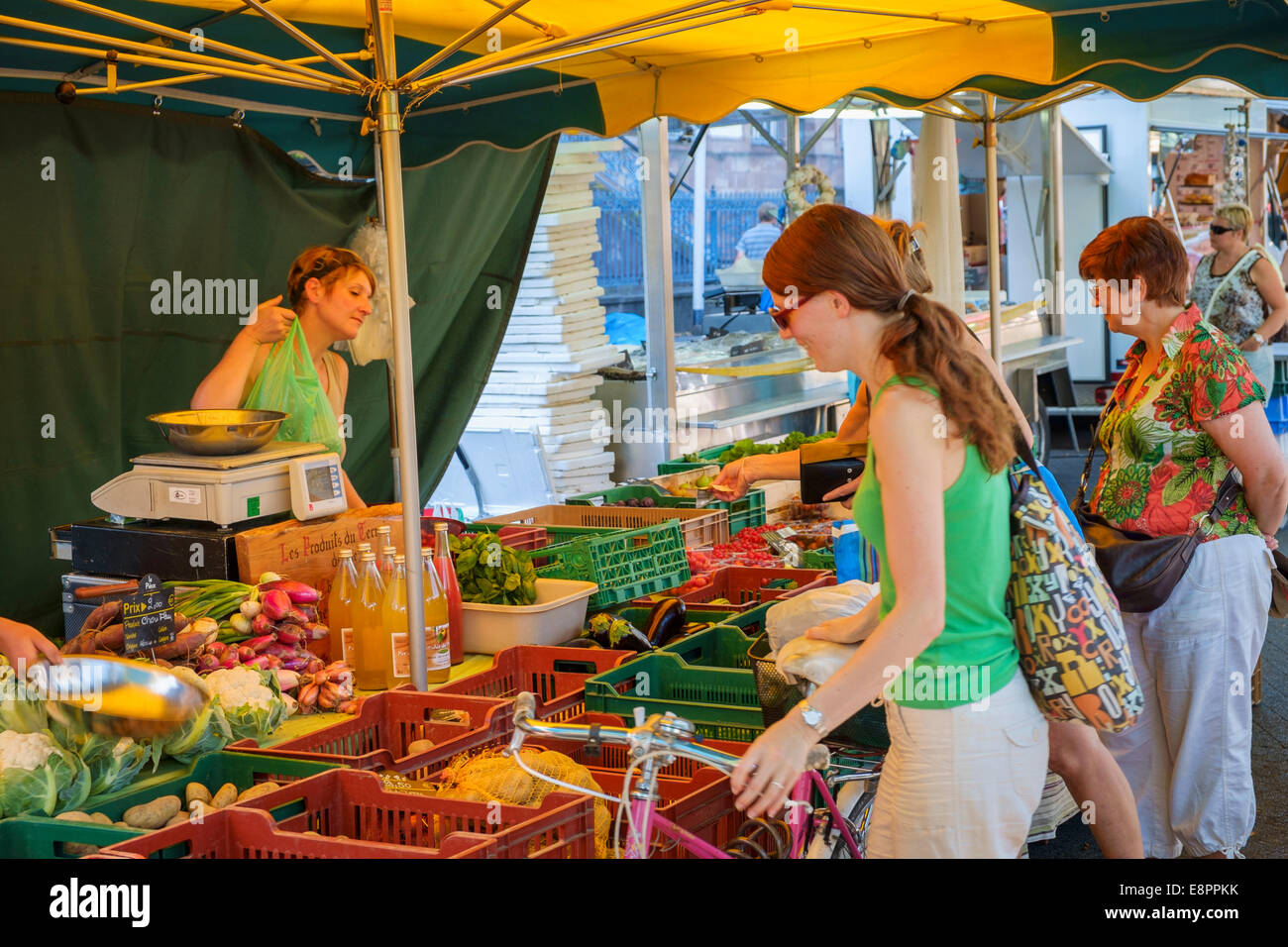 French market scene hi-res stock photography and images - Alamy