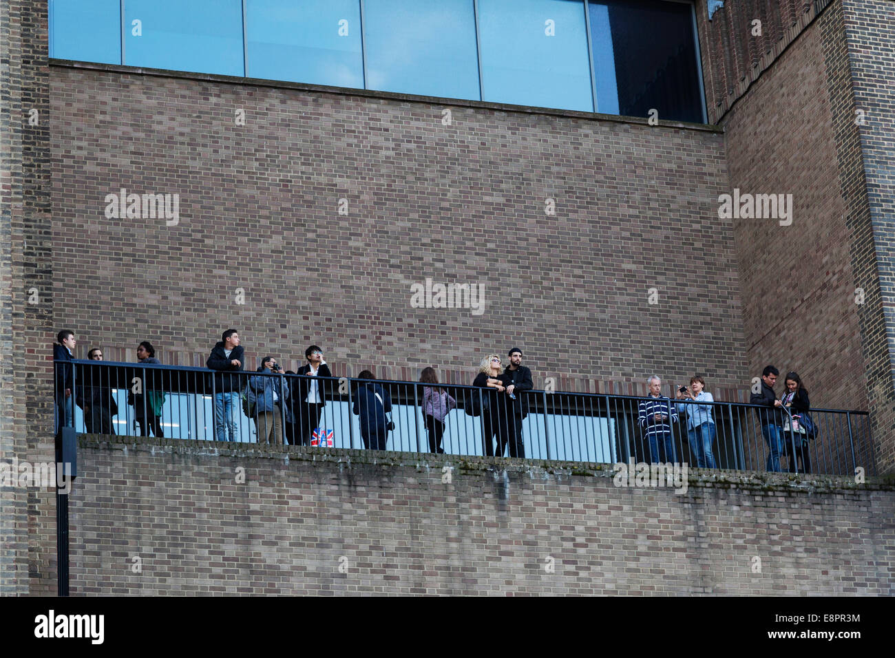 Tate modern people hi-res stock photography and images - Alamy