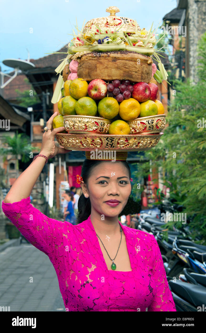 Ubud bali temple offerings hi-res stock photography and images - Alamy