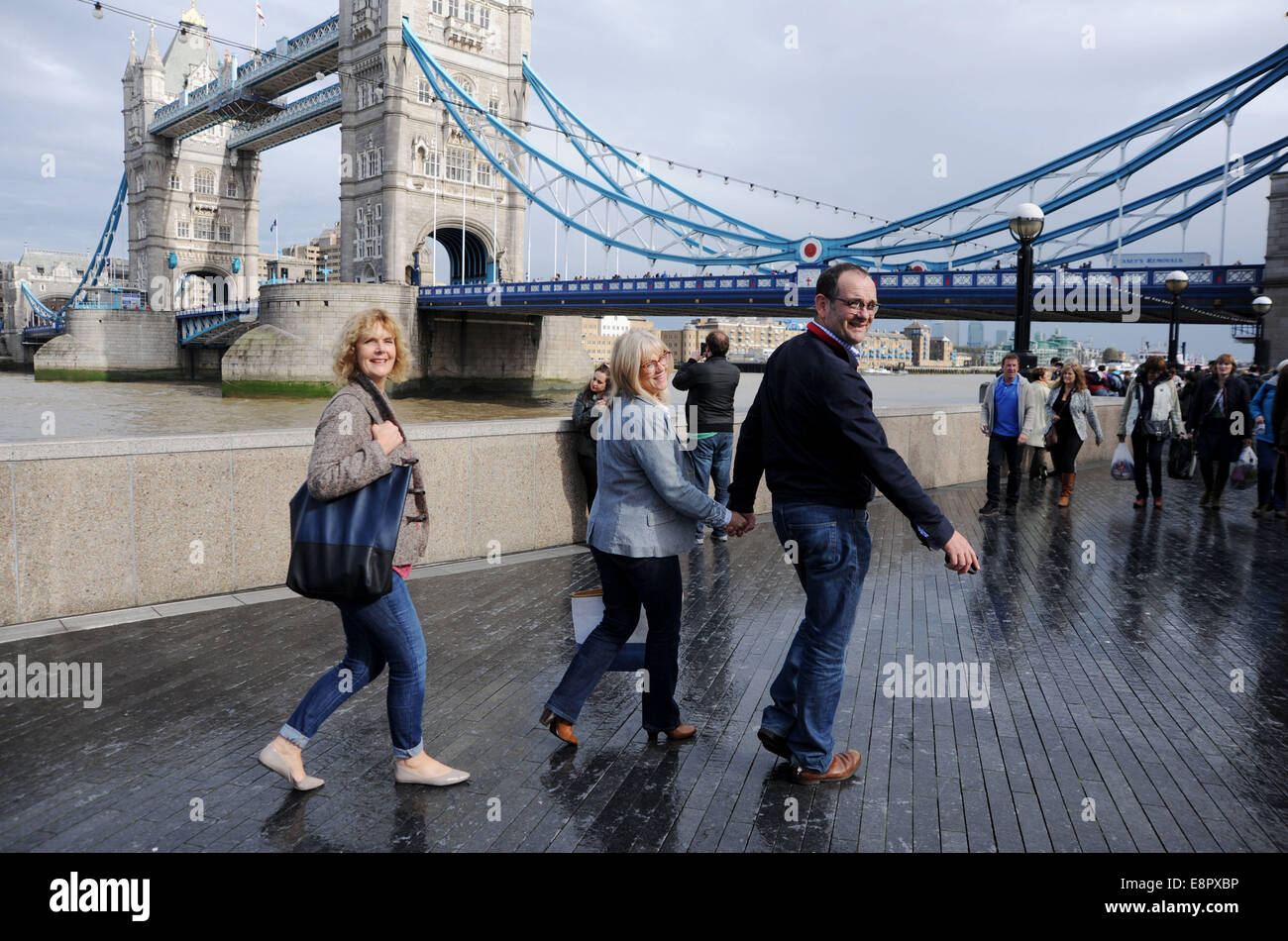 London walking tower bridge hi-res stock photography and images - Alamy