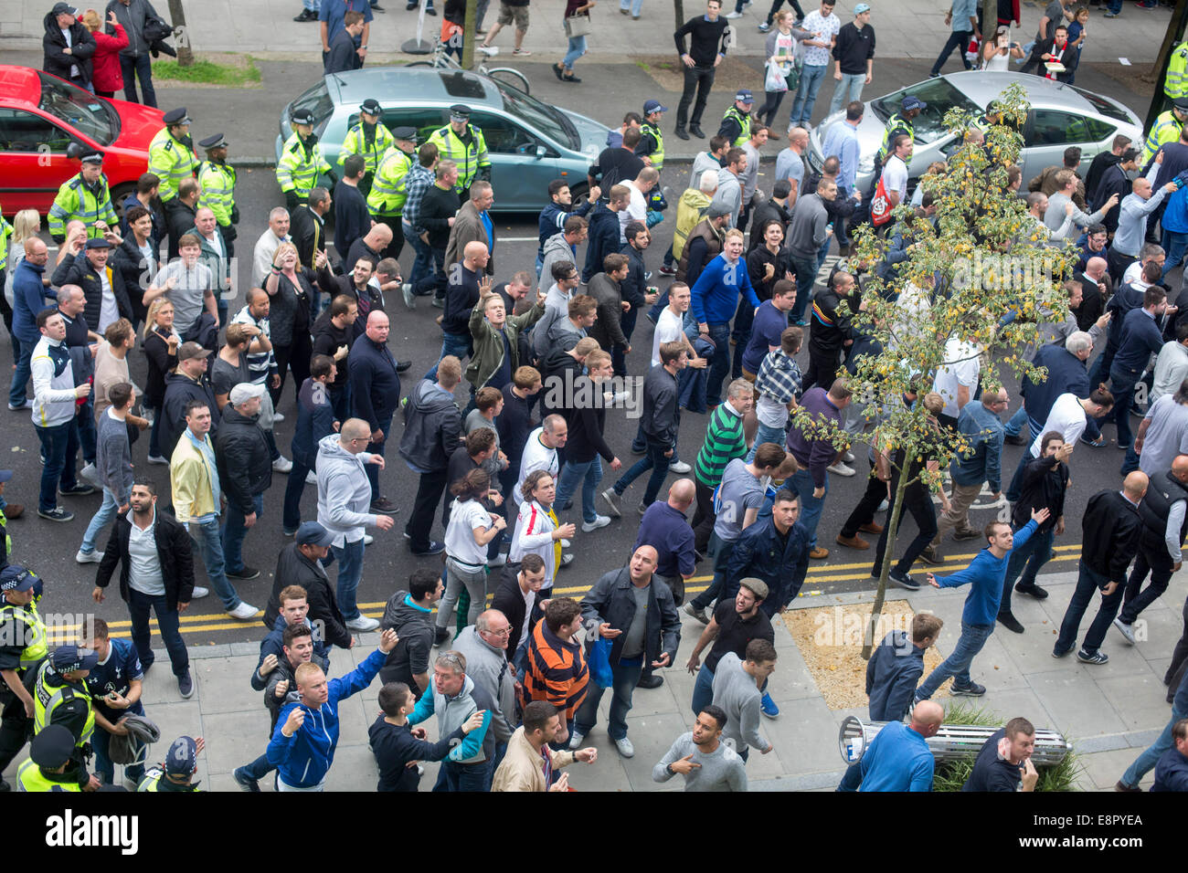 The emirates arsenal crowd hi-res stock photography and images - Alamy