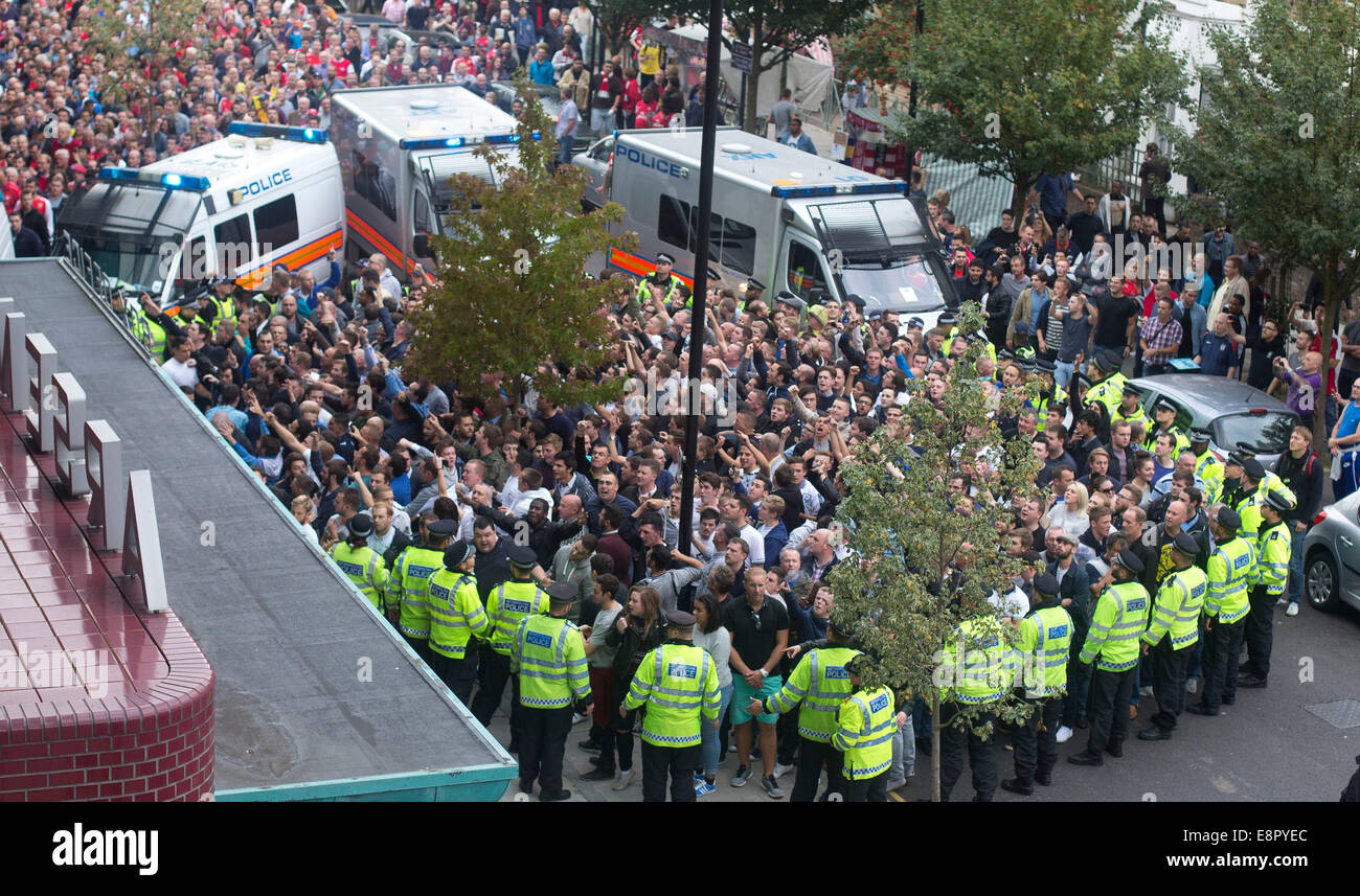 Arsenal fans london hi-res stock photography and images - Alamy