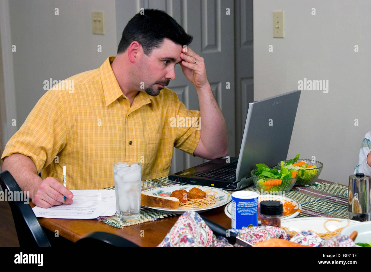 Eatingfamily hi-res stock photography and images - Alamy