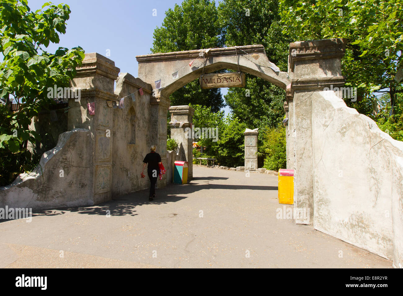 The chessington world of adventure sign hi-res stock photography and ...