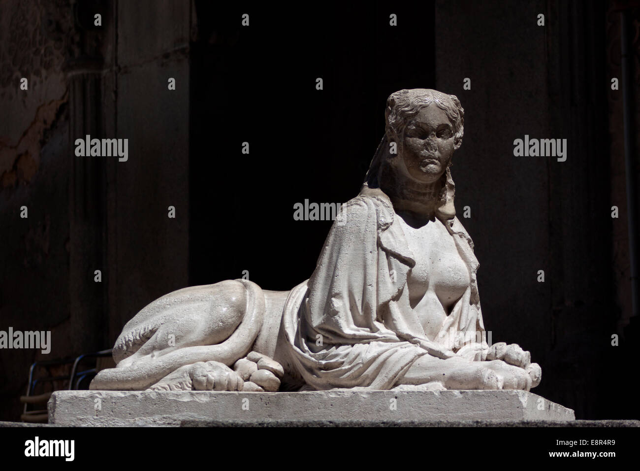 Sphinx sculpture hi-res stock photography and images - Alamy