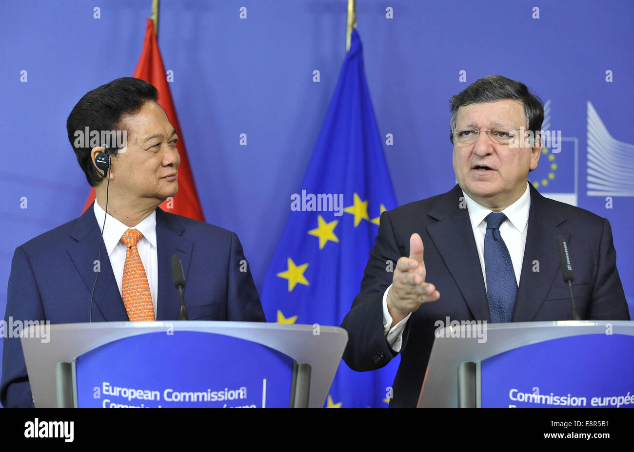Brussels. 13th Oct, 2014. Prime Minister of Vietnam Nguyen Tan Dung (L ...