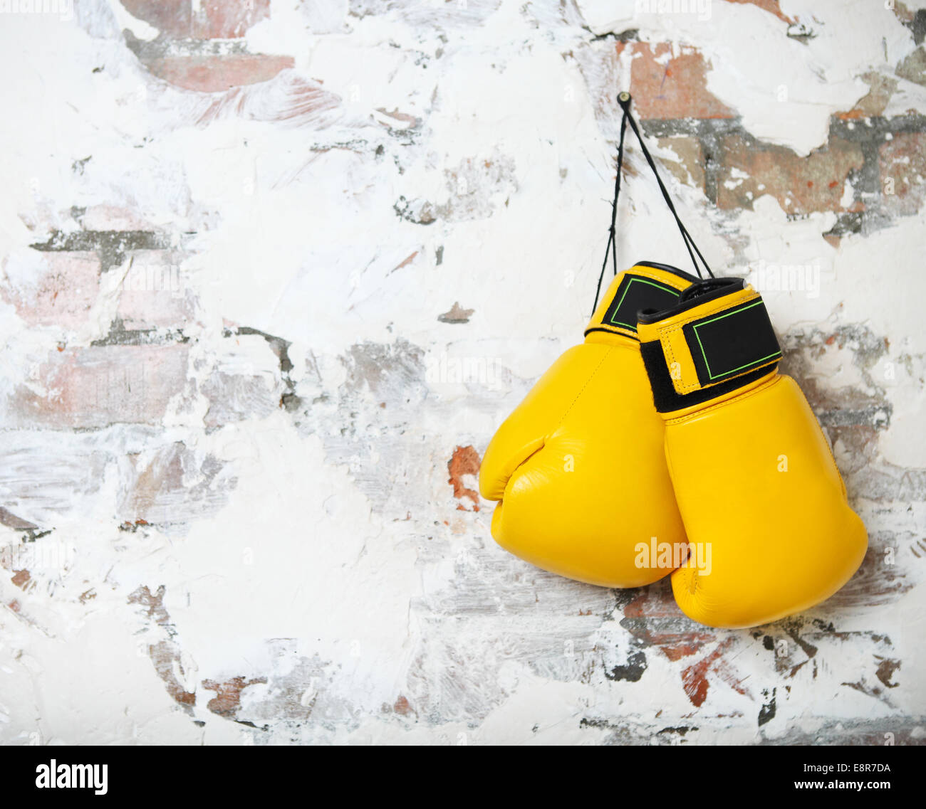 Yellow boxing gloves hi-res stock photography and images - Alamy